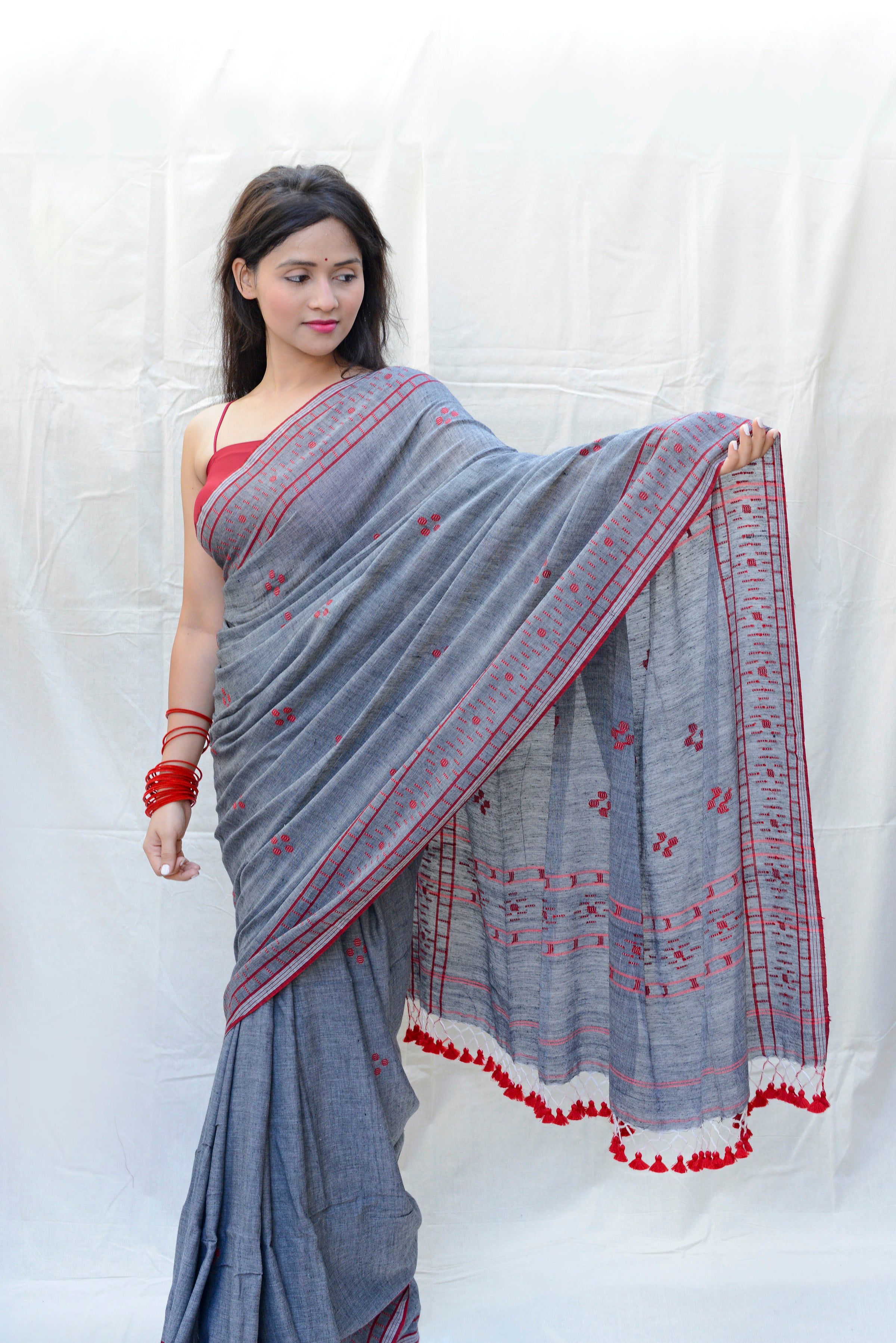 HANDWOVEN GREY AND RED JAMDANI SAREE